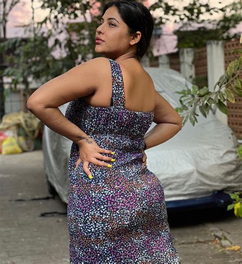 இந்த வயசுல இப்படியா… கிளாமர் உடையில் ரசிகர்களை திணறடிக்கும் நடிகை