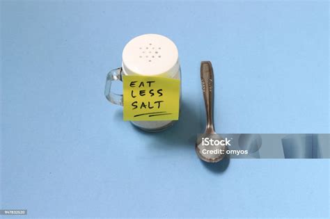 일러스트 레이 션 건강 한 라이프 스타일에 대 한 차 숟가락에 소금 통 텍스트와 노란 스티커 종이 메모와 함께 먹을 적은 설탕