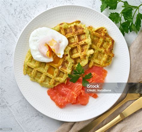 연어와 베네딕트 계란 포드맵 다이어트 탑 뷰를 곁들인 호박 와플 와플에 대한 스톡 사진 및 기타 이미지 와플 쥬끼니 0명 Istock