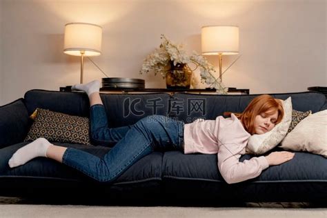 在家睡觉的女人肖像 6 在家里睡觉的女人肖像 5高清摄影大图 千库网