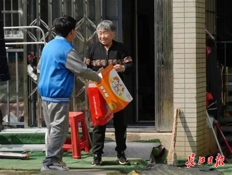 把垃圾放别人家门口还被夸！这件事他干了6年