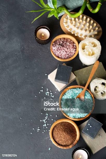 스파 몸과 얼굴을 위한 천연 화장품 해초 허브 비누 사해 진흙 수세미 수건 마사지 브러시 어두운 테이블에 지상 커피 스크럽을 곁들인 푸른 바다 소금 맨 위 보기 공간을