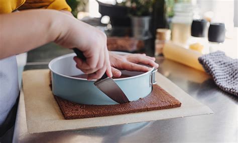 집에서 부엌에서 초콜릿 케이크 크러스트를 절단 익명의 젊은 여자 30 34세에 대한 스톡 사진 및 기타 이미지 30 34세