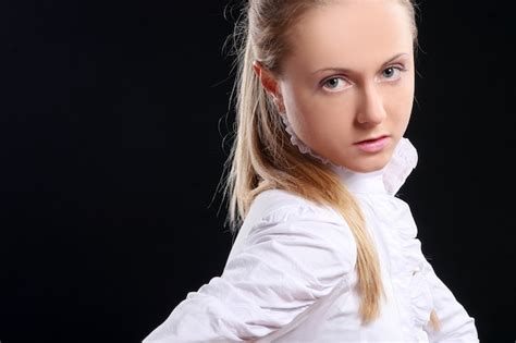 Belle Jeune Fille Sexy Sur Fond Noir Photo Gratuite