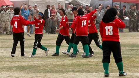 ນັກ ເຕະ ບານ ຍິງ ກ່າວ ຫາ ເຈົ້າ ໜ້າ ທີ່ ອັ ຟ ກາ ນິ ສ ຖານ ລວນ ລາມ ທາງ ເພດ