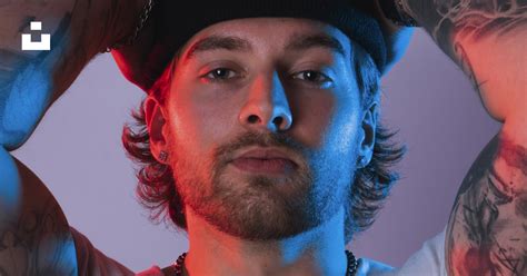 얼굴에 파란색과 빨간색 페인트가 칠해진 흰색 버튼 업 셔츠를 입은 남자 사진 Unsplash의 무료 서드 베리 이미지