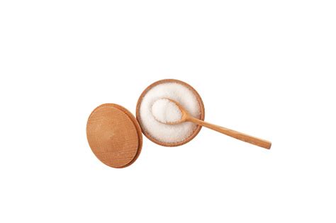 스테비아 감미료 또는 스테비오사이드 크리스탈 파우더를 나무 그릇에 담아 흰색 상단 보기에 분리된 숟가락 식품 첨가물 E960 당뇨병 환자를위한 감미료로 적합한 천연 추출물