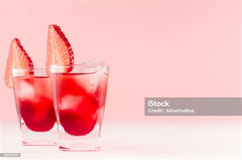 흰색 나무 판에 파스텔 핑크 색상의 트렌디 한 현대 바 인테리어에 딸기 조각 얼음 조각 두 샷 안경에 밝은 빨간 알코올 샷 0명에 대한 스톡 사진 및 기타 이미지 Istock