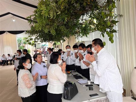 លោកជំទាវកិត្តិសង្គហបណ្ឌិត ម៉ែន សំអន អញ្ជេីញចូលរួមគោរពវិញ្ញាណក្ខន្ធ លោកជំទាវ ប៊ុន សុថា