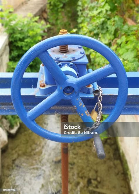 금속 크랭크와 파란색 녹슨 게이트 밸브의 클로즈업 물 탱크의 파란색 수동 밸브 폐쇄 녹슨 빈티지 개체 원예 컨셉 0명에 대한