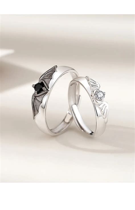 2022 새로운 천사 악마 커플 반지 패션 디자인 창의력 성격 날개 여성을위한 조정 가능한 반지 남성 보석 연인 선물 Hello