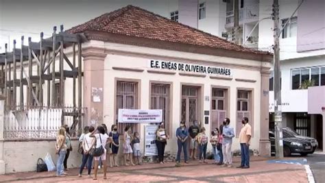 Pais E Professores Protestam Contra Fechamento Da Escola Estadual Enéas