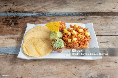 파인애플 덩어리 조림 고기로 자신을 준비하기 위해 타코 알 목사 재료가 들어간 흰색 트레이 아보카도 소스 0명에 대한 스톡 사진 및 기타 이미지 Istock