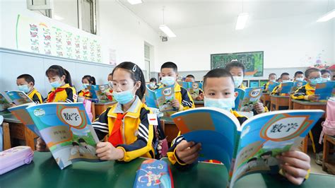 十师领新书 迎开学 十师 师团新闻 胡杨网2022 兵团胡杨网 新疆兵团新闻门户