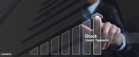 사업가는 화살표를 가리키고 비즈니스 성장 비즈니스 개발에서 성공과 성장 경제 금융 및 투자 비즈니스 전략 및 계획을 기업으로 분석 그래프합니다 가상현실에 대한 스톡 사진 및
