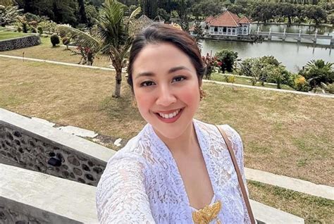 Potret Anggun Sherina Munaf Kenakan Kebaya Bali Dalam Upacara Atma Wedana