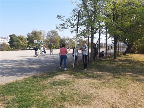 Над 40 доброволци освежиха игрището на СУ „Вела Благоева” Regnews Net Новини по всяко време