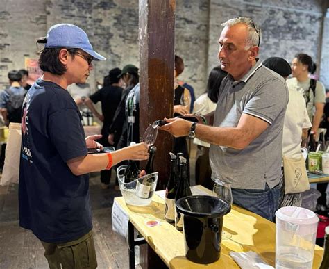 ღვინის გამოფენაზე მისულ სტუმრებს ღვინის პროფესიონალებს კომერციული სფეროს წარმომადგენლებს და