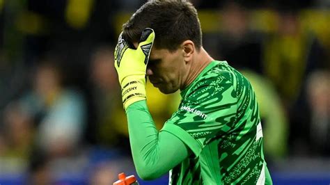 عصبانی شدن همسر اروپایی ستاره بارسلونا بخاطر بلوند شدن موهای شوهرش بیچاره از ترس رفت کچل کردعکس