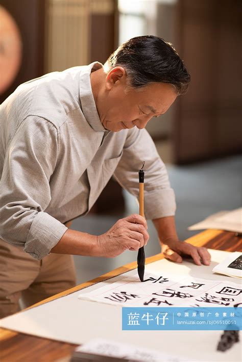 老年人在书房练习书法 蓝牛仔影像 中国原创广告影像素材