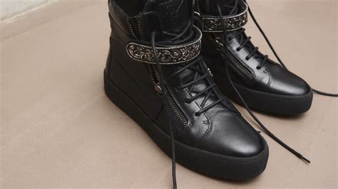 Giuseppe Zanotti Fall Winter 2024 การกลับมาของสไตล์มินิมอลในยุค 90s