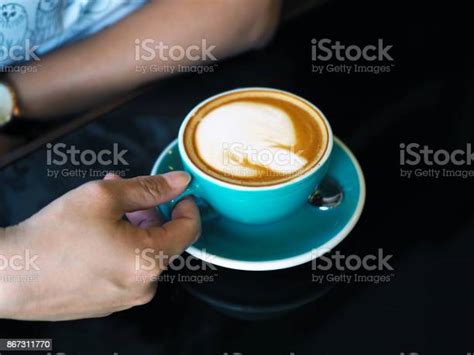 나무 테이블 배경에 라 떼 아트 및 식물 냄비와 뜨거운 커피의 아름 다운 컵 0명에 대한 스톡 사진 및 기타 이미지 0명 갈색 라떼 Istock