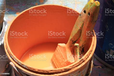 클로즈업 페인트에 색상을 많이 가진 건설 장비 더러운 페인트 솔 바닥에 사용 된 페인트 롤러 집 장식 0명에 대한 스톡 사진 및 기타 이미지 Istock