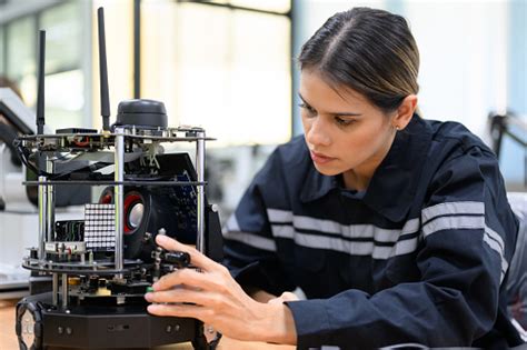 자동 로봇 기계를 검사하는 노트북을 사용하는 여성 기술자 엔지니어 산업에 대한 스톡 사진 및 기타 이미지 산업 테크놀로지