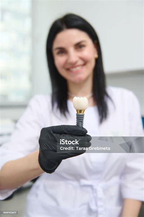 치과 임플란트 설치의 메커니즘을 보여주는 확대 된 인간 치아의 현실적인 모델 악안면 수술 건강관리와 의술에 대한 스톡 사진 및 기타 이미지 건강관리와 의술 건강한 생활