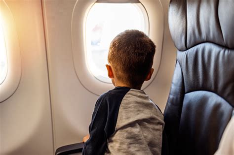 비행기로 여행하고 창 여행 개념을 통해 찾고 소년의 후방 보기 비행기에 대한 스톡 사진 및 기타 이미지 비행기 아이 창문 Istock