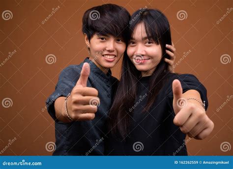 Junge Asiatische Lesbische Paare Zusammen Und Verliebt Sich Gegen