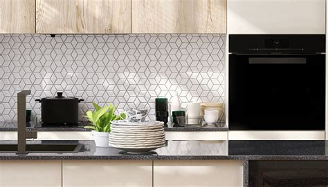 검은 화강암 카운터 탑과 석영 싱크대가있는 현대적이고 고급스러운 베이지 색 나무 부엌 섬은 흰색 모자이크 타일 벽의 창문에서