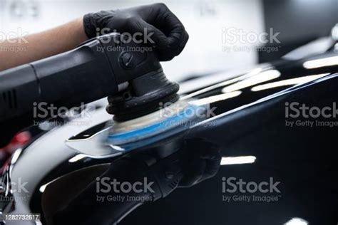 자동차 디테일 스튜디오 작업자 개조 및 연마 자동차 페인트 기계류에 대한 스톡 사진 및 기타 이미지 기계류 깨끗한 닦기 Istock