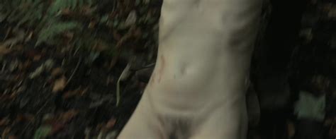 Nackte Olwen Fouere In The Survivalist