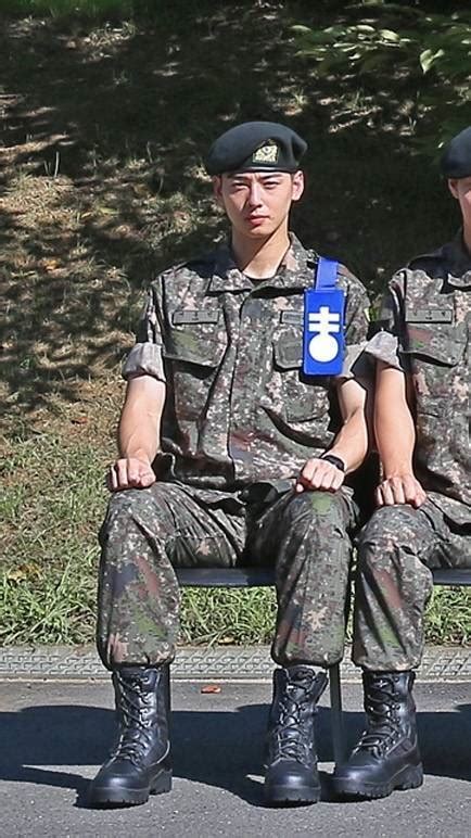 차은우 훈련병 대표로 칼각 경례…신병교육대 수료식 영상 화제