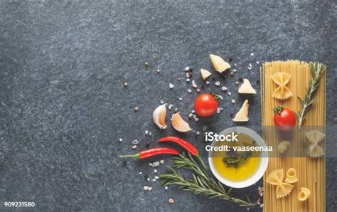 이탈리아 파스타 재료 배경입니다 스파게티 올리브 오일 치즈와 야채 보기 상위 공간을 복사 합니다 Spaghetti Squash에 대한 스톡 사진 및 기타 이미지 Istock