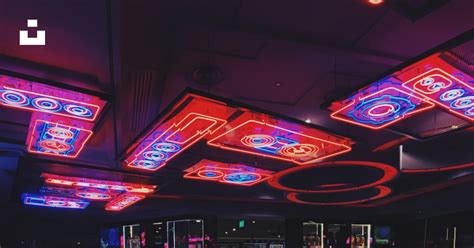 당구대와 네온 불빛이 있는 방 사진 Unsplash의 무료 네온 사인 이미지