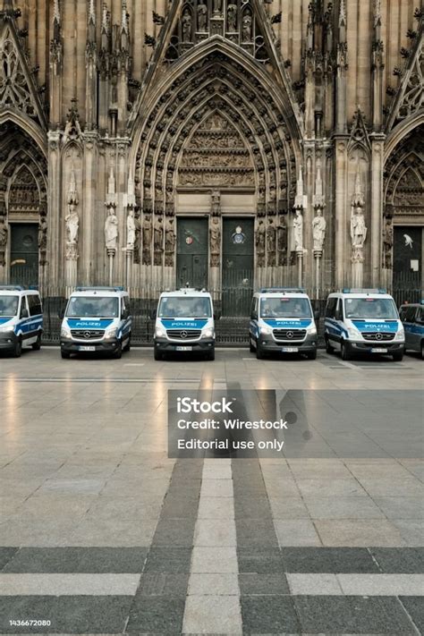 독일 쾰른 대성당 앞 메르세데스벤츠 스프린터 경찰차 행 경찰관에 대한 스톡 사진 및 기타 이미지 경찰관 0명 Mercedes Benz Sprinter Istock