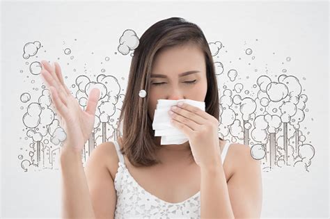 하얀 드레스를 입고 아시아 여자 나쁜 냄새 때문에 그녀의 코를 잡아 만화 도시 배경에 대 한 도시에 있는 불 쌍 한 품질의 생활 가까운에 대한 스톡 사진 및 기타 이미지