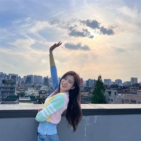 Wooah Community Post 셀카 🤳vs 남찍사 📸와우의 선택은🤷‍♀️💗 Wooyeon