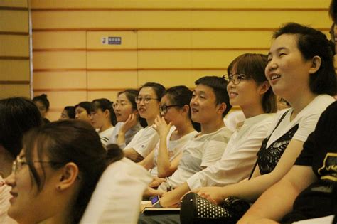 “给九零后讲讲马克思”网红党课走进上体 市委党校教师为学生预备党员作主题报告 上海体育大学