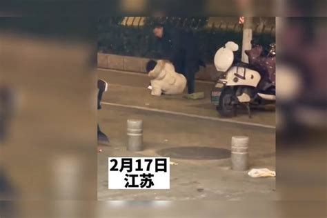 半夜一对男女在路边争执女子想看男子的手机网友 何必呢