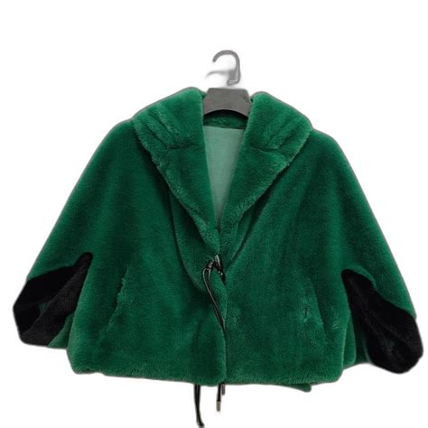 그린 페이크퍼 망토자켓프리정가 14만원에 판매중인 헬로마켓