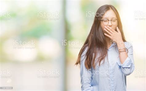 젊은 아시아 비즈니스 여자 격리 된 배경 위에 안경을 쓰고 손으로 입을 덮고 피곤 하 품 지 루 불안 하 고 졸음입니다 가리기에 대한 스톡 사진 및 기타 이미지 Istock