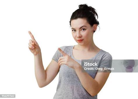 여 자가 깜짝 표시 제품 귀하의 제품을 제시 하는 행복 하 고 매력적인 미소로 카메라 보고 측면을 가리키는 롤빵 머리 소녀 표현 적인 얼굴 표정 감정 가리키기에 대한 스톡