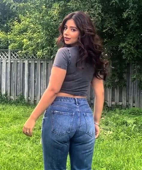 Ik Di Fudi Vich Lun Ta Duji Nu Muh Ta Baitha Ka Gulabi Shola Chatna R Punjabiactresses