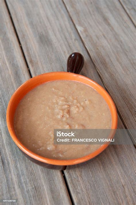조타는 이탈리아 트리에스테 지역의 전형적인 감자 콩 소금에 절인 양배추의 수프입니다 감자 요리에 대한 스톡 사진 및 기타 이미지