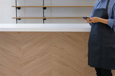 카운터 바에서 휴대 전화를 들고 앞치마를 입고 사업주 카페 커피숍 레스토랑에서 스마트폰을 사용하는 남자 기업가에 대한 스톡 사진