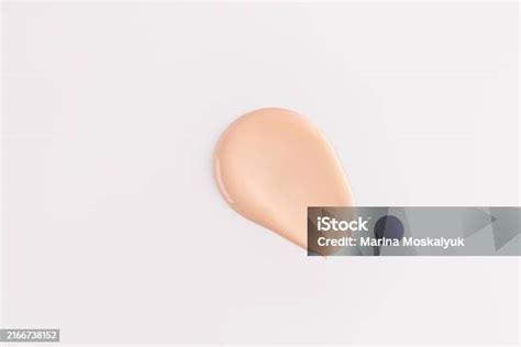 흰색 배경에 파운데이션 파우더의 아름다운 샘플입니다 공간의 복사본입니다 위쪽 보기 패턴 베이 지 톤의 질감 레이아웃 갈색에 대한 스톡 사진 및 기타 이미지 Istock