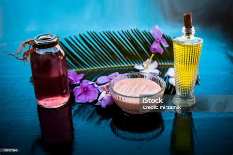 나무 표면에 긴 두꺼운 머리에 대한 헤어 트리트먼트 즉 로즈마리 에센셜 오일 잘 유리 그릇에 올리브 오일과 일부 로즈마리 꽃과 혼합 Diy에 대한 스톡 사진 및 기타 이미지